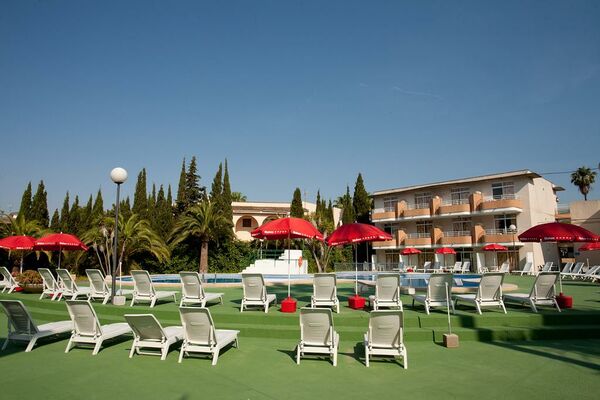 Club Sa Coma Apartments - Sa Coma, Majorca - On The Beach
