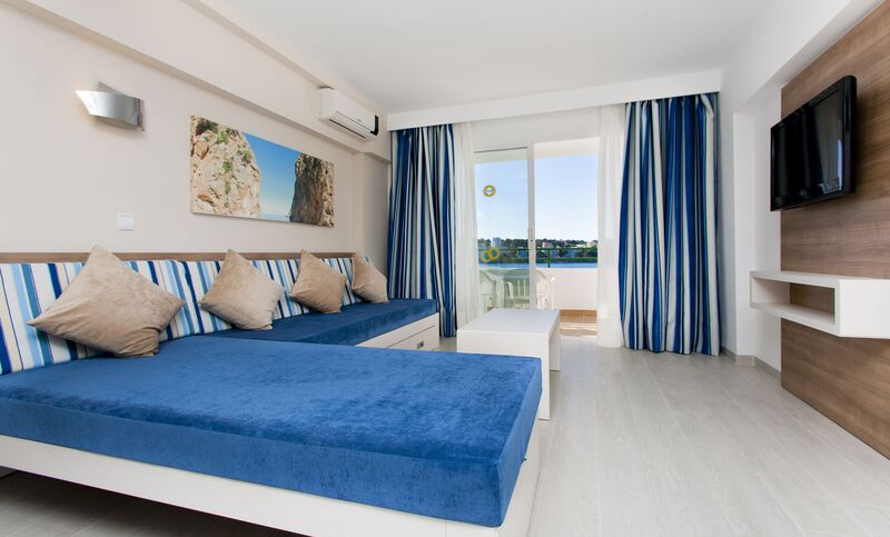 Globales Verdemar Apartments - Santa Ponsa, Majorca - On The Beach