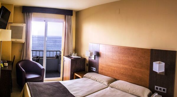 Hotel Rincon Sol - Rincon De La Victoria, Costa del Sol - On The Beach